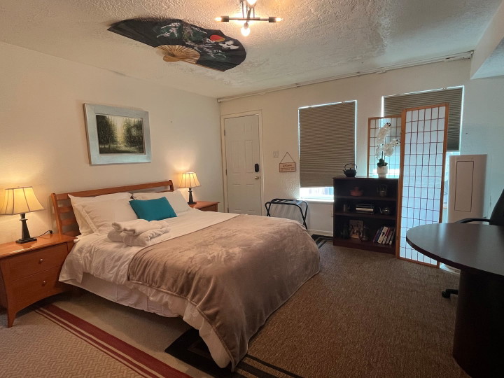 Foothill Master Suite/balcony, Own Entry, Peaceful - Albuquerque, NM