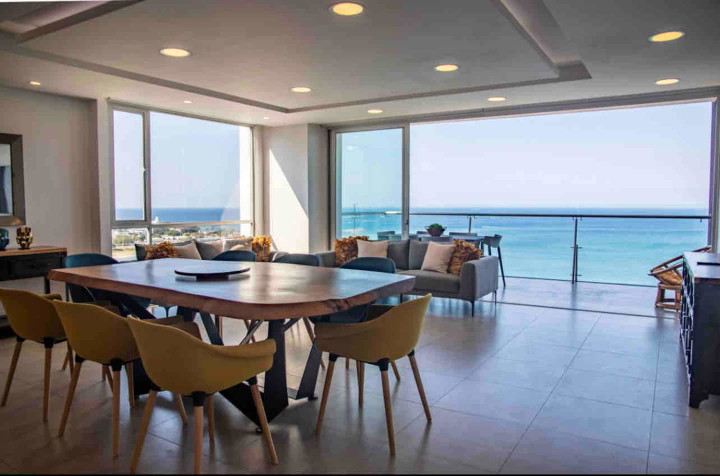 Modern Oceanfront Apartment - Salinas