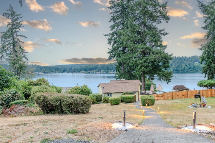 Bremerton Waterfront Cottage - Silverdale
