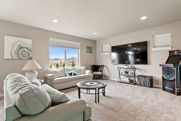 Built March '22, 5 King Bds, 85" 4k Tv. Pretty!! - Medford, OR