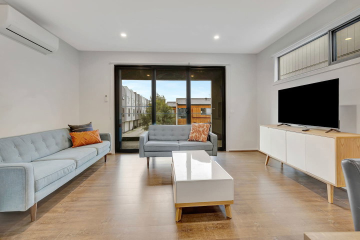 Stylish 3-bedroom Townhouse Near Shops & Parks - Point Cook