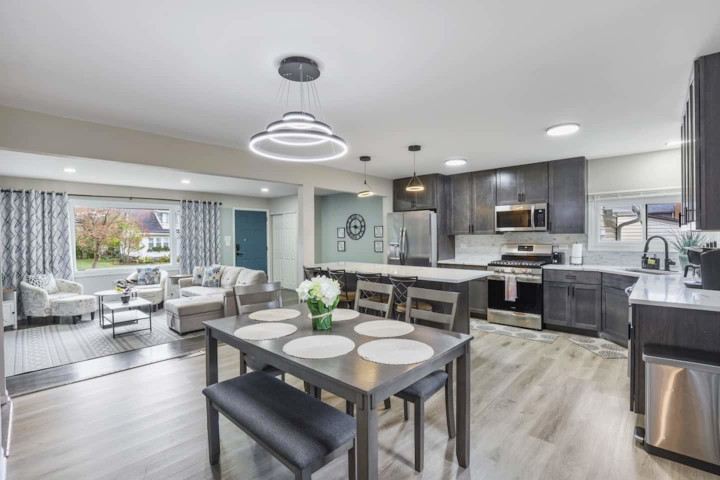 Welcoming Wheaton: 5br, Pool Table - Wheaton, IL