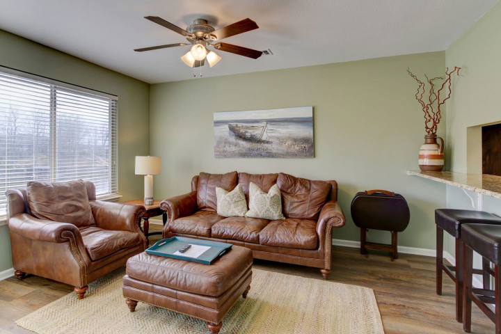 Lake Front Condo / Unit 10 / Boat Slip Available - Hot Springs, AR