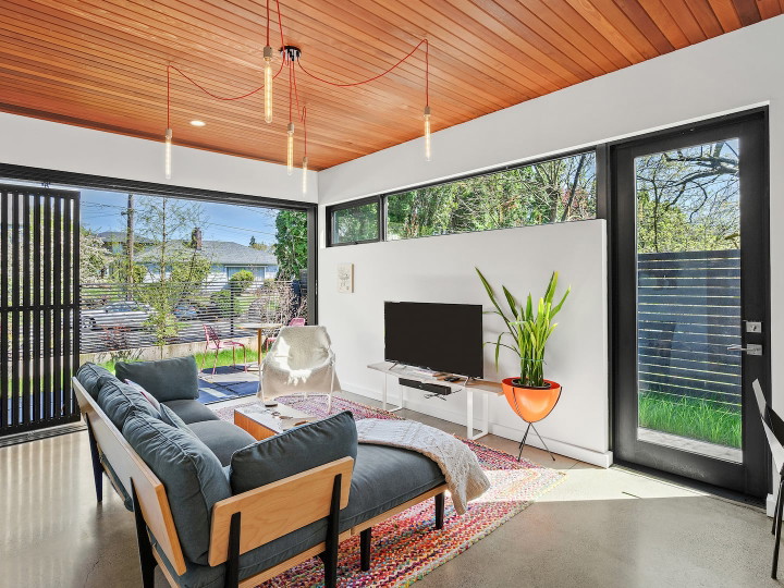 Walk To Se Division From A Sleek, Architect Designed Space - Portland, OR