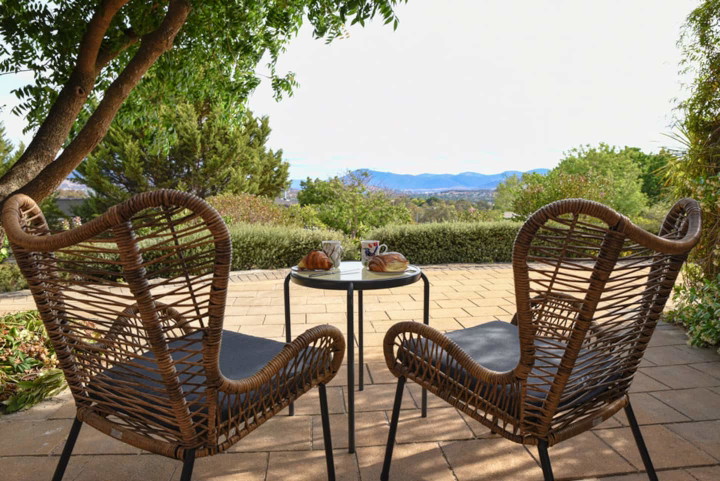 Stylish Studio With Beautiful Mountain Views - Canberra
