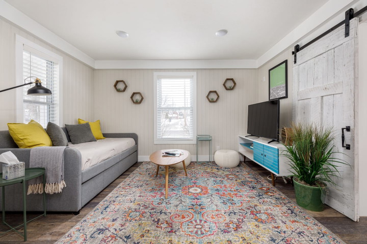 Bright 1br Retreat W/ Workspace & Private Entry - Michigan