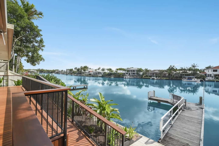 Seahorse Family & Pooch Friendly Waterfront Home - Noosaville