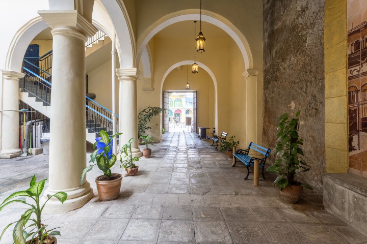 Annés 9 ''Plaza Vieja'' (Breakfast+free Internet) - Havana