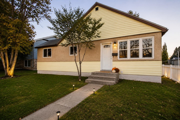 Glorious Stay Heritage Home · Kids Play · Sleep 14 - Red Deer