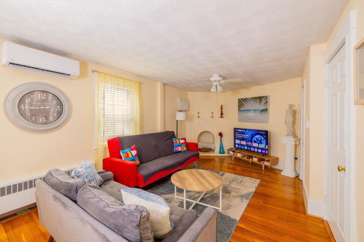 Sunny 3br Apt Step To The Ocean Minute From Boston - Hull, MA