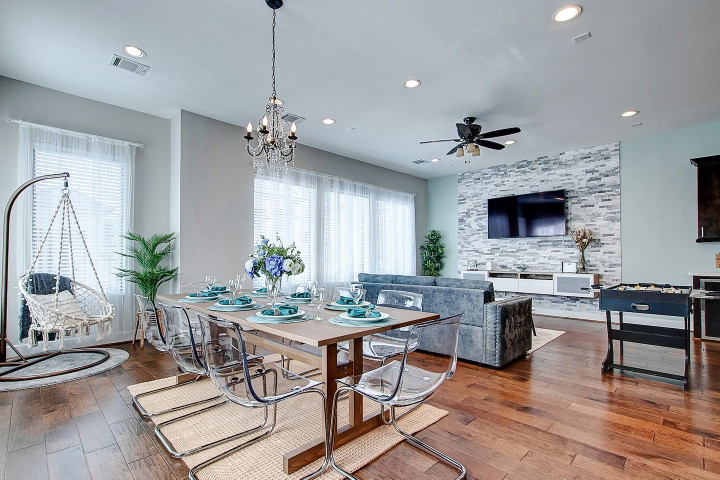 Stunning Houston Home | Near Stadiums | Sleeps 12 -