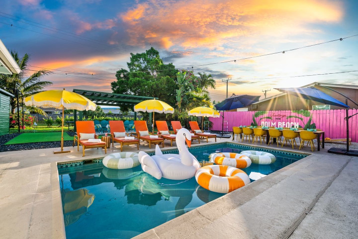 Poolside Oasis | Firepit, Minigolf, Arcade, Games! - Palm Beach Gardens, FL