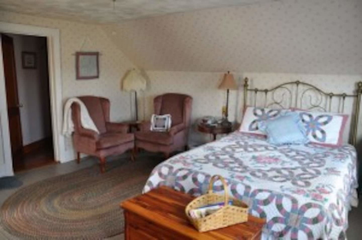 Paws Inn - Pet-friendly B & B - Bethel, ME