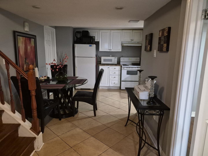 * Comfortable Private Room With Wi-fi & Parking - Brampton