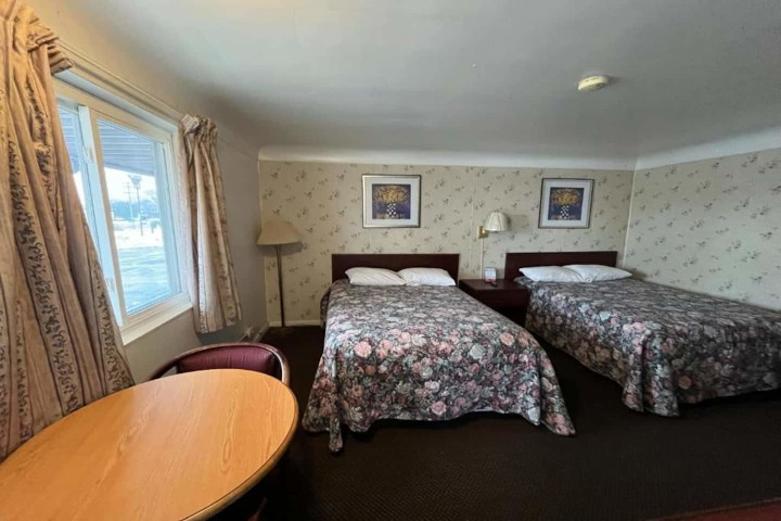 Bay Motel 2 Full Bed - Bay City, MI