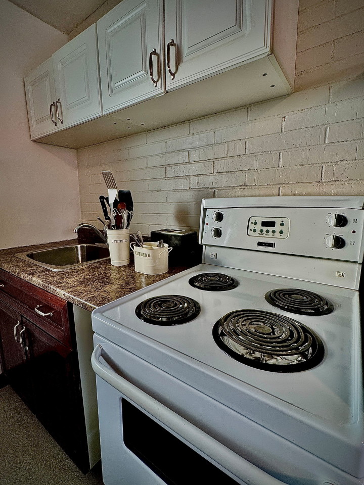 Queen Suite W/ Kitchen & Bath - Swift Current