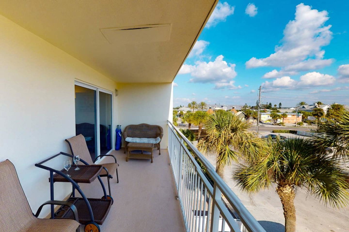 Direct Beach Access ~ Pool ~ Across To Johns Pass - Madeira Beach, FL