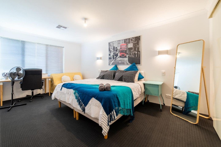 Treeby's Finest Family Home 4bdr 2bth - Perth