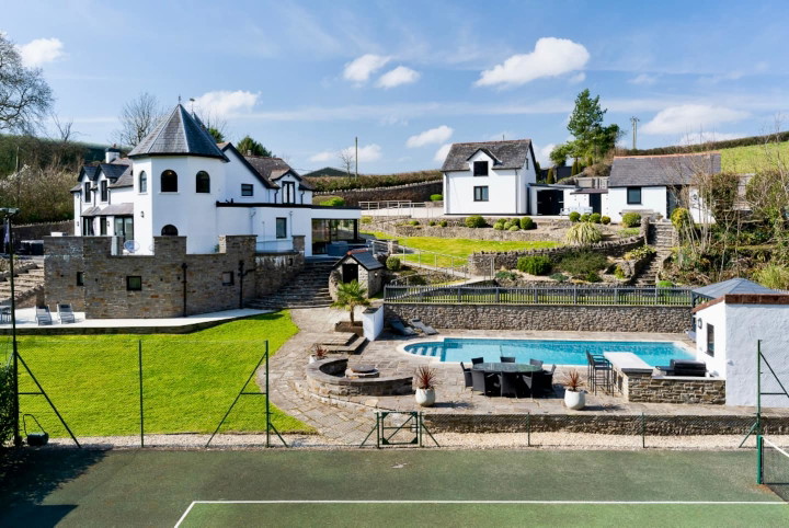 7-bed Villa With Hottub, Tennis, Pool, Private Bar - Cardiff