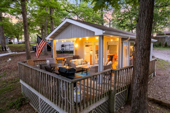 Castaway- Hot Tub, Kayak, Dock & Boat Slip, Grill - Sunrise Beach, MO