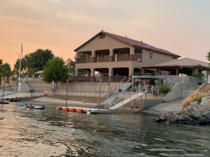 River Front Paradise Oasis W/ Private Beach &Dock - Needles, CA
