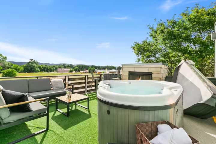 Rocky Retreat Near Old Town | Hot Tub | Fireplace - Fort Collins, CO