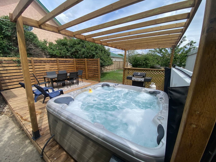 Affordable Two Bedroom House W/ Hot Tub In Redciff - Medicine Hat