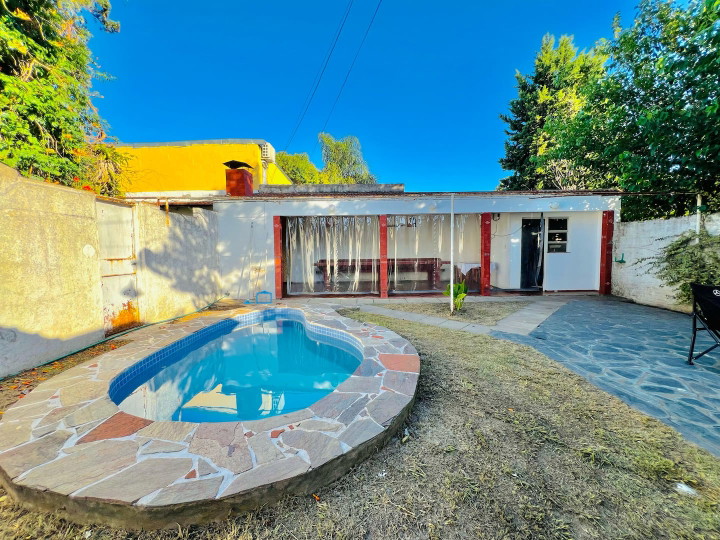 Casa Con Pileta Y Quincho - Merlo