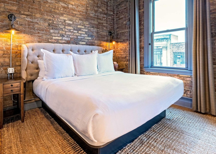 124 Lofts #1 - Downtown Dundee - Walk To Dining - Elgin, IL