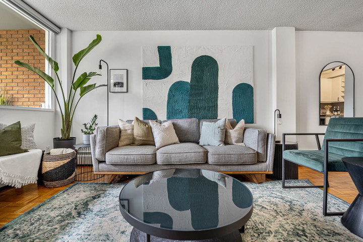 King Bed-trendy Bright Walkout Condo Near Downtown - Canadá