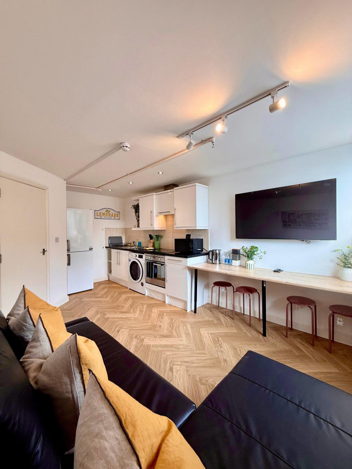Spacious Apartment With Kitchen-lounge And Parking - Andover
