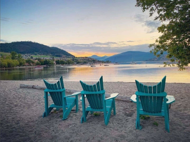 Top Floor | Lakeshore | Views | Near Skiing - British Columbia