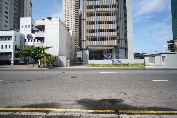 38th-floor Skyline Views + Pool Central Colombo - Colombo