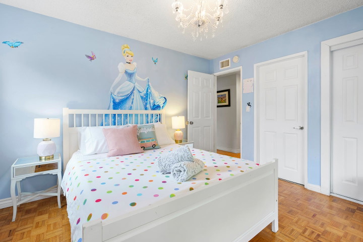 Spacious Yard- Heated Pool - Walk To Disney - Anaheim, CA