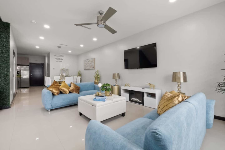 Oro Azul Townhome: Where Luxury Meets Comfort - McAllen, TX