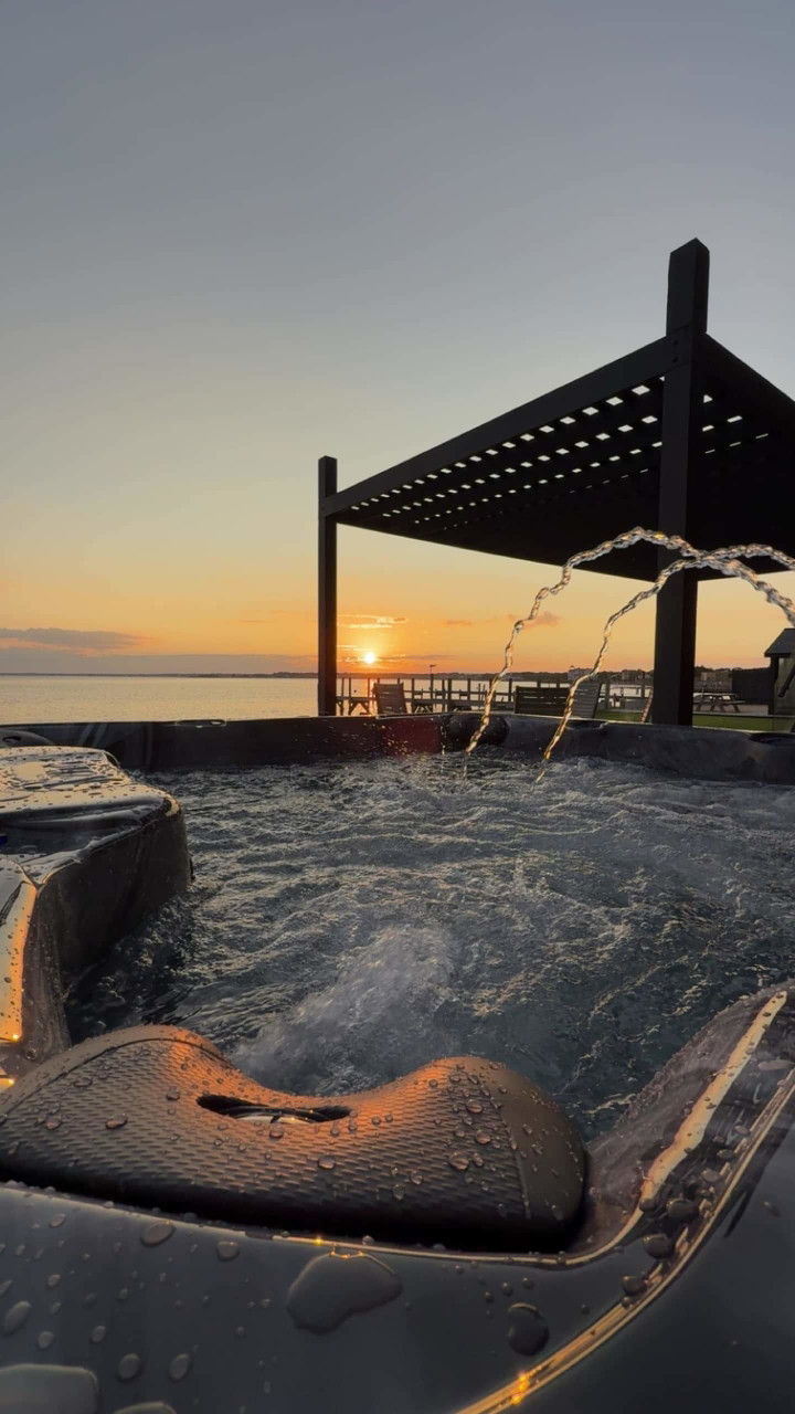 Black Swan Beachfront Home With Jacuzzi Year Round - The Hamptons, NY
