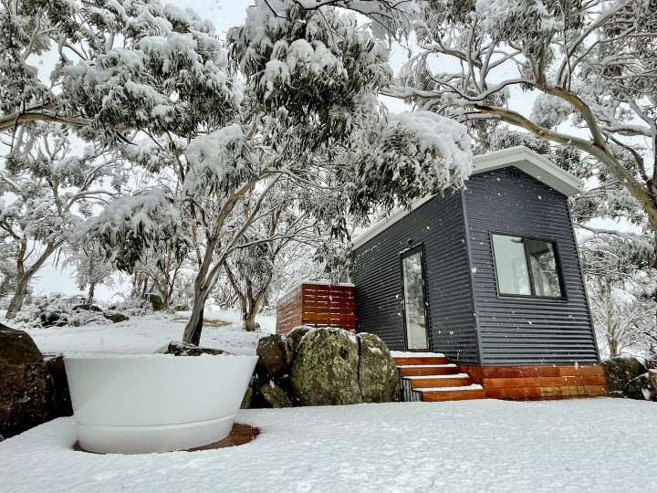Moonbah Escapez Wombat Romantic Luxury Tinyhome - Kosciuszko National Park