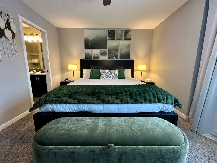 Peaceful Home+modern Office+king Bed And Foosball - Calgary