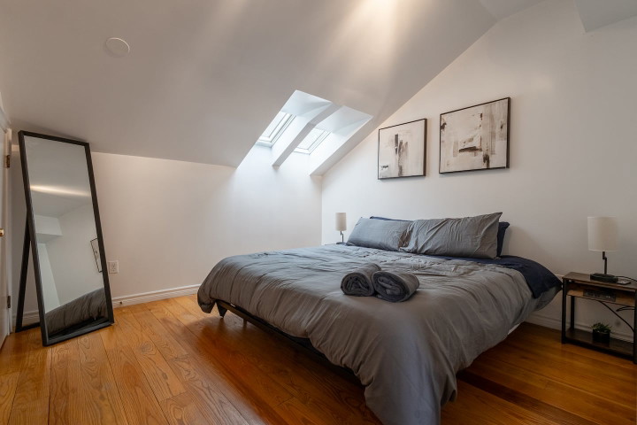Modern 2br Flat | Balcony | 1 King + 2 Full Beds - London, ON, Canada