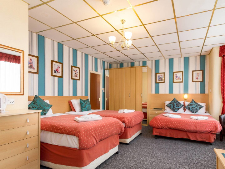 Quadruple-standard-sdb Privée Avec Douche - Lytham St Annes