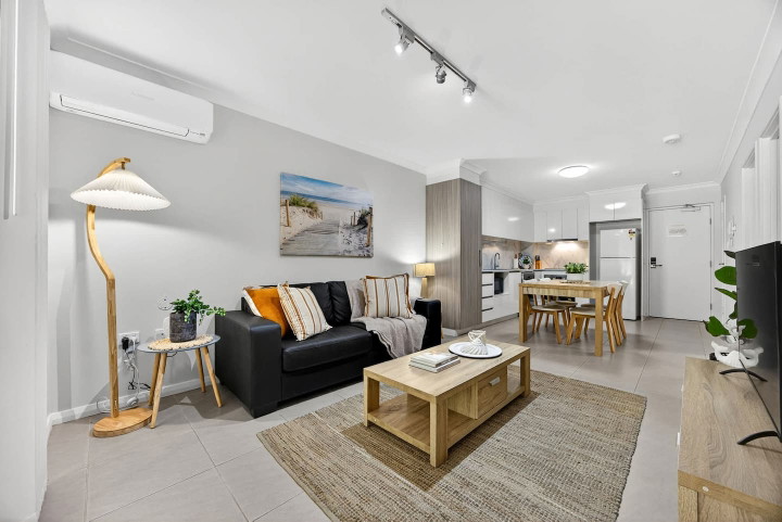 Bright Rockingham 2br With Balcony & Parking - Rockingham