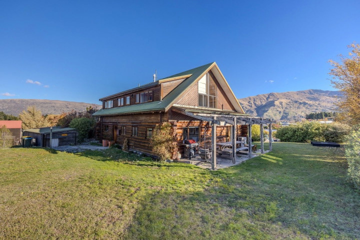 Large Ski Club Style Lodge, Views, Walk To Town - 