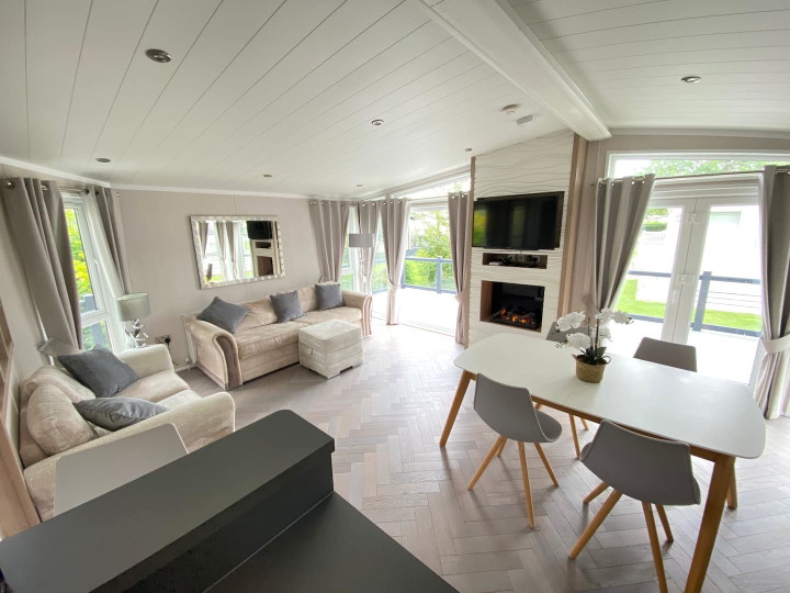 Spring Lodge, Private Hot Tub, Free Hoburne Passes - Somerford Keynes