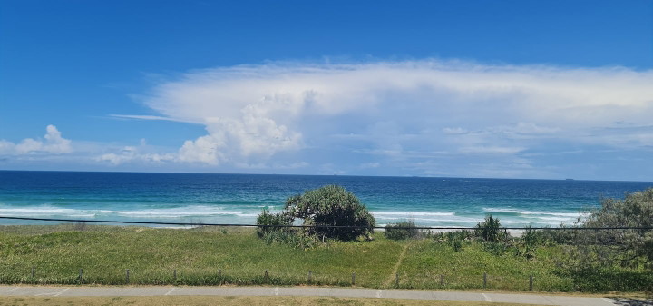 Beachside And Ocean Views With Pool Access - Mooloolaba