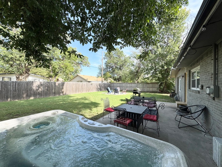Cozy Retreat Near The Zoo - Hot Tub & Arcade Games - Wichita, KS