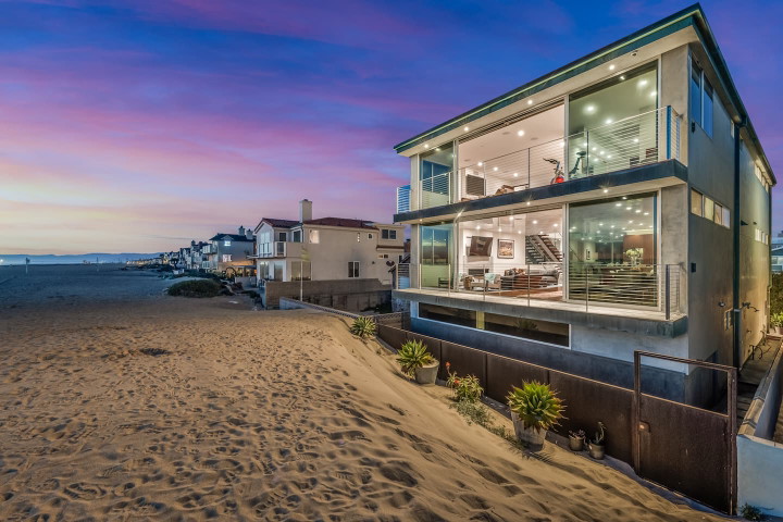 Modern Ocean Front Beach Home 3 King Beds 3 Story - Oxnard, CA