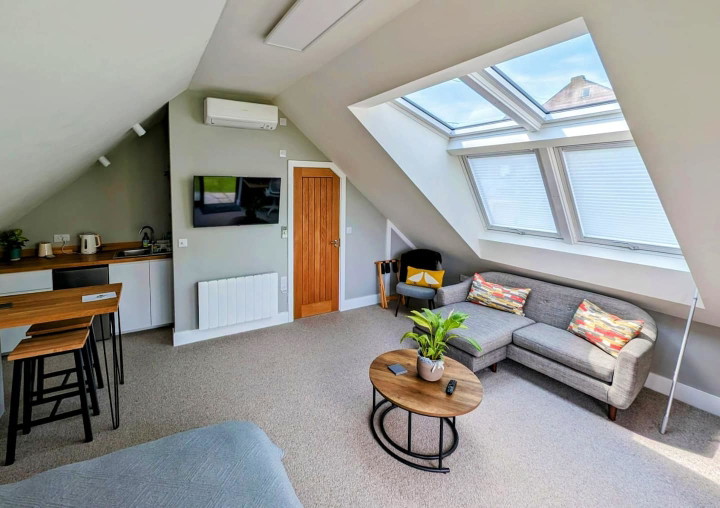 Studio With A/c & Parking. Building Work Sept/oct - Wiltshire
