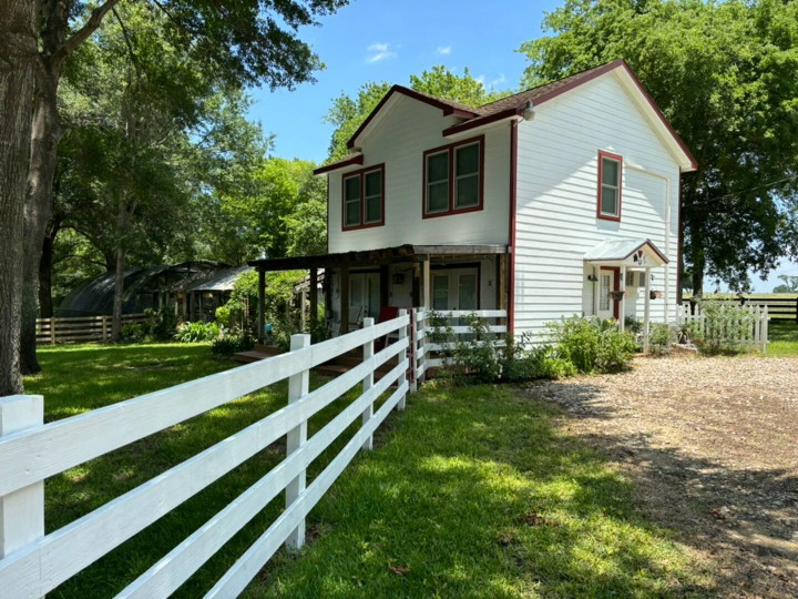 The Tree House On Monarch Farm - Navasota, TX