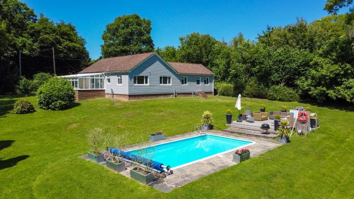 Un Entorno De Campo Con Piscina - Kent