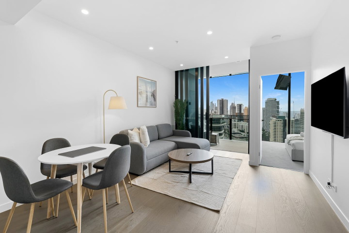 Luxe 2br W/ City & Ocean Views, Gym, Pool & Sauna - Gold Coast
